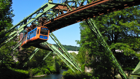 Wuppertal, seine Schwebebahn und die kleine Elefantendame Tuffi